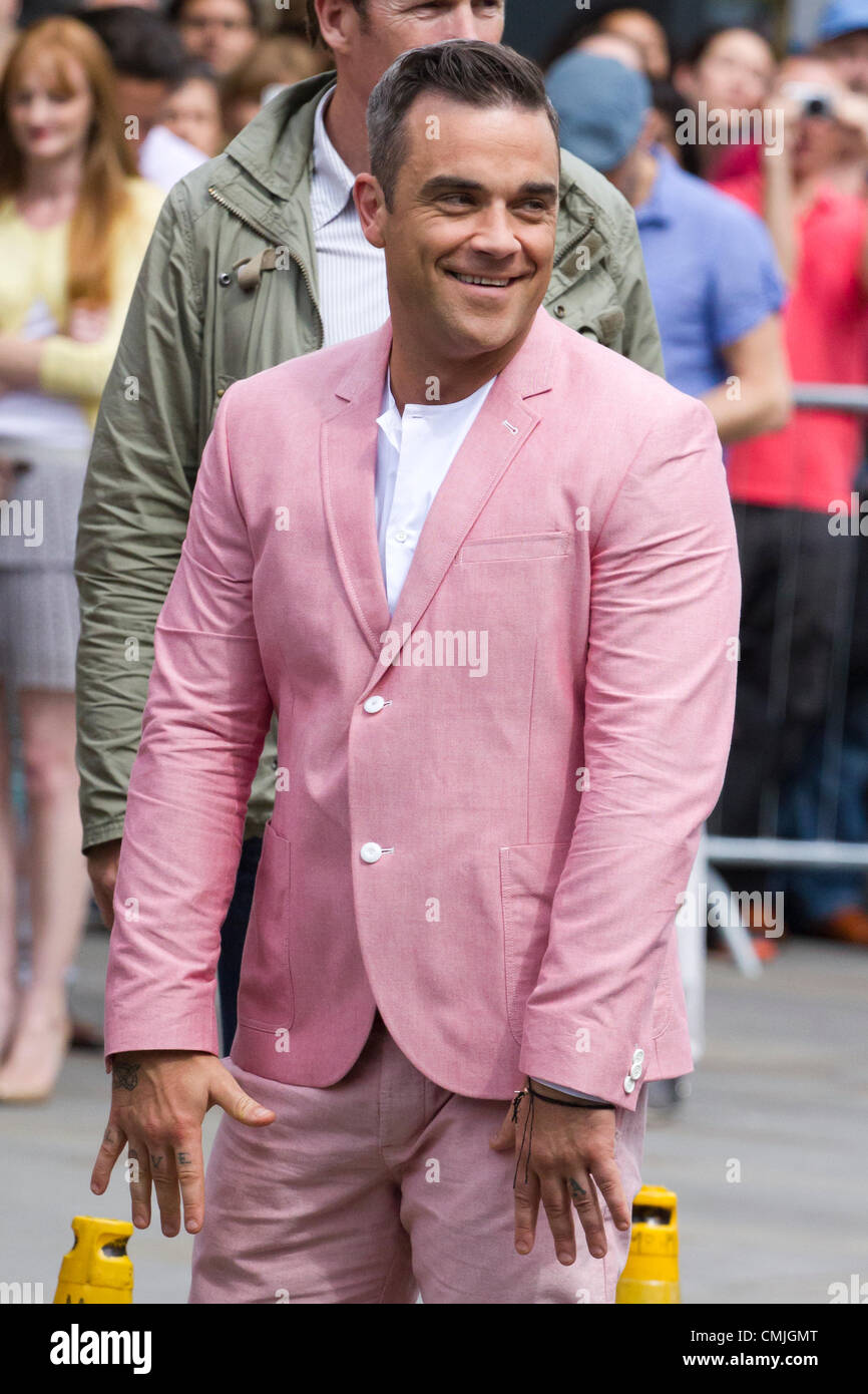 LONDON - AUGUST 16: Robbie Williams records the music video for his new ...