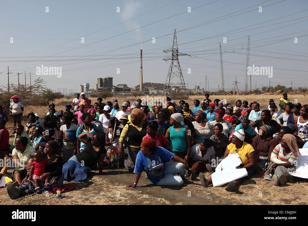 16th Aug 2012. RUSTENBURG, SOUTH AFRICA: Striking mine workers meet to ...