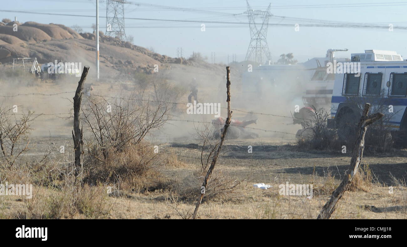 16th Aug 2012. RUSTENBURG, SOUTH AFRICA: Police officers open fire on ...