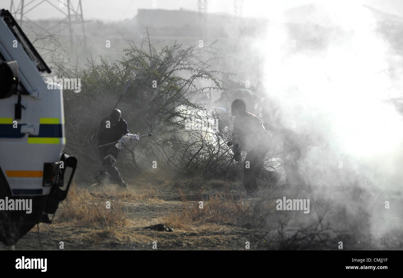 16th Aug 2012. RUSTENBURG, SOUTH AFRICA: Police officers open fire on ...