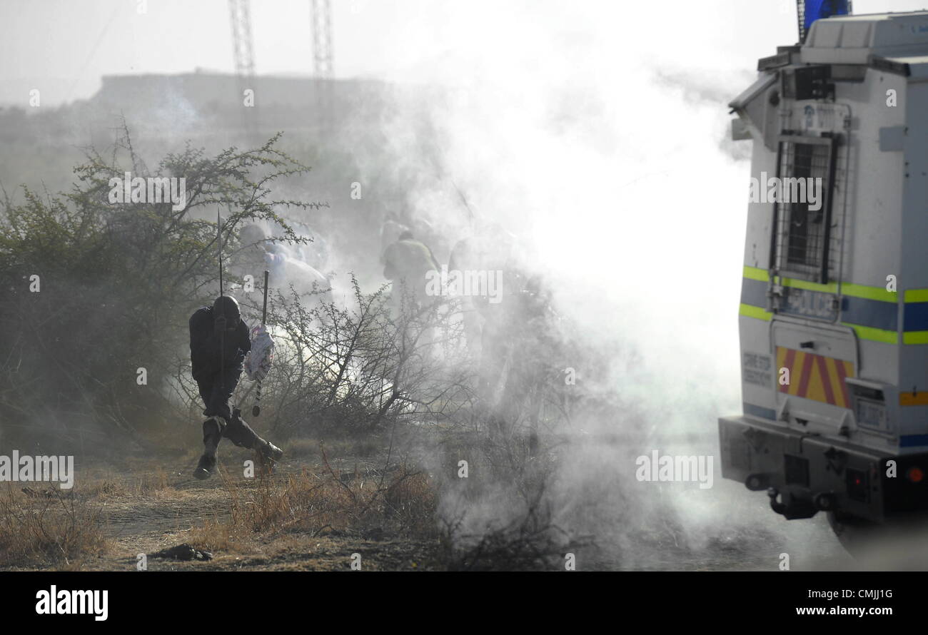16th Aug 2012. RUSTENBURG, SOUTH AFRICA: Police officers open fire on ...