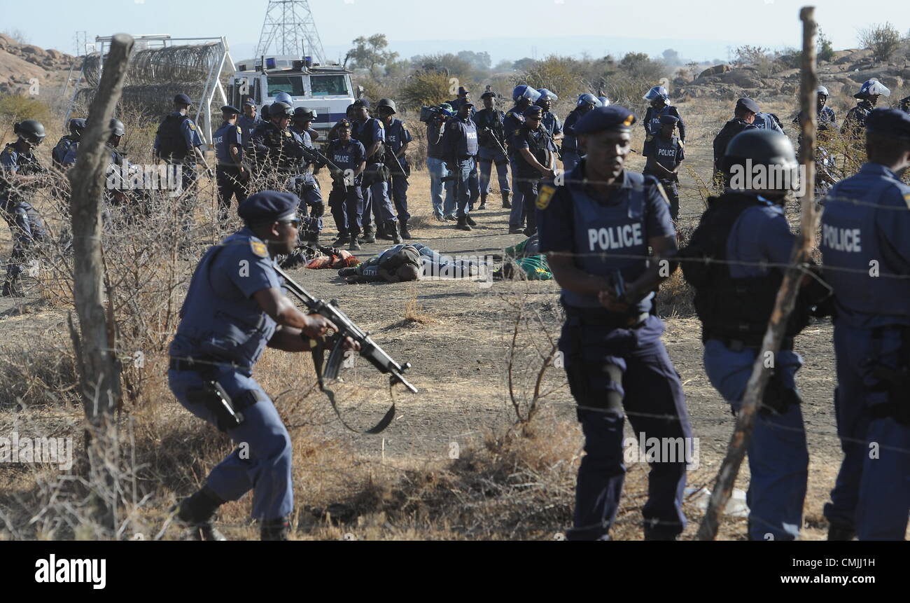 16th Aug 2012. RUSTENBURG, SOUTH AFRICA: Police officers open fire on ...