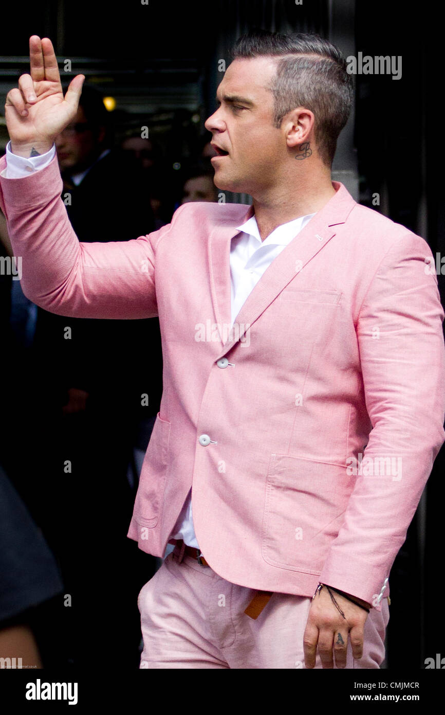 LONDON - AUGUST 17: Robbie Williams records the music video for his new ...