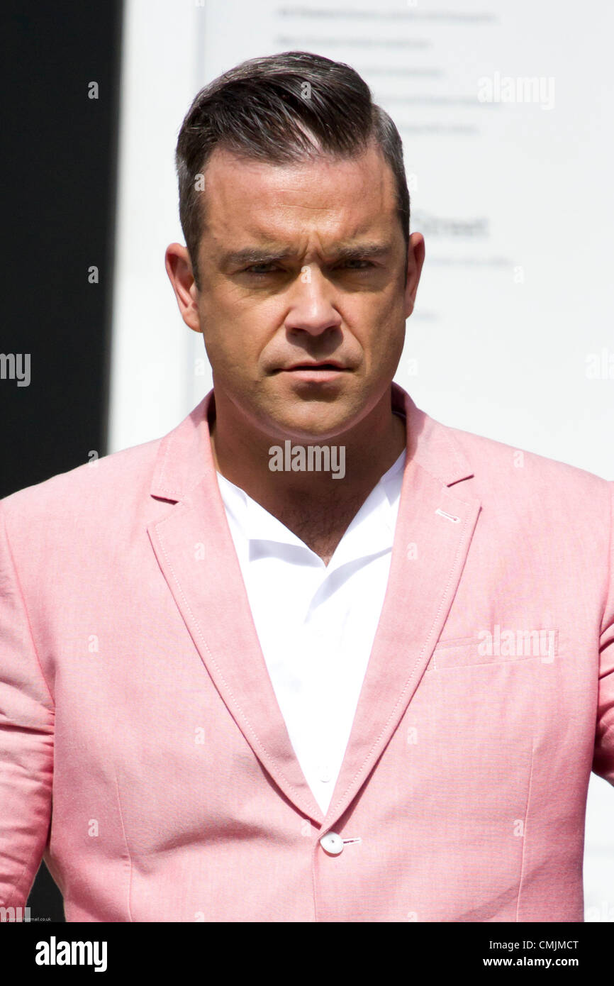Robbie williams young hi-res stock photography and images - Alamy