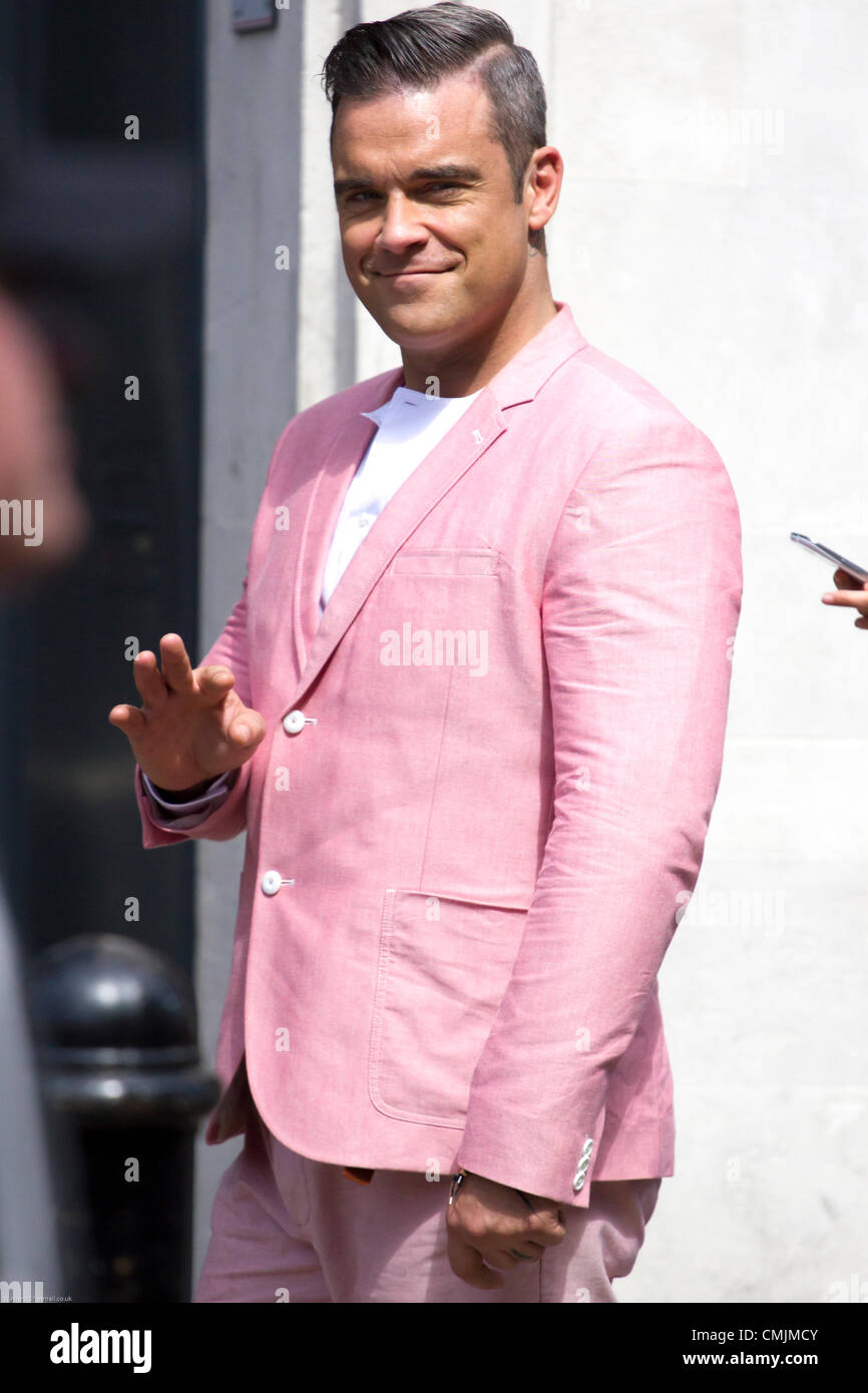 LONDON - AUGUST 17: Robbie Williams records the music video for his new ...