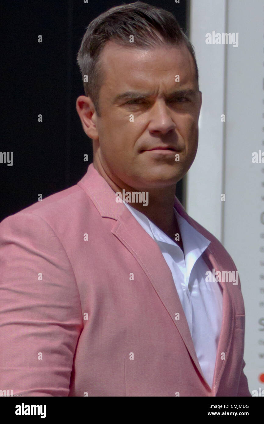 Robbie williams young hi-res stock photography and images - Alamy