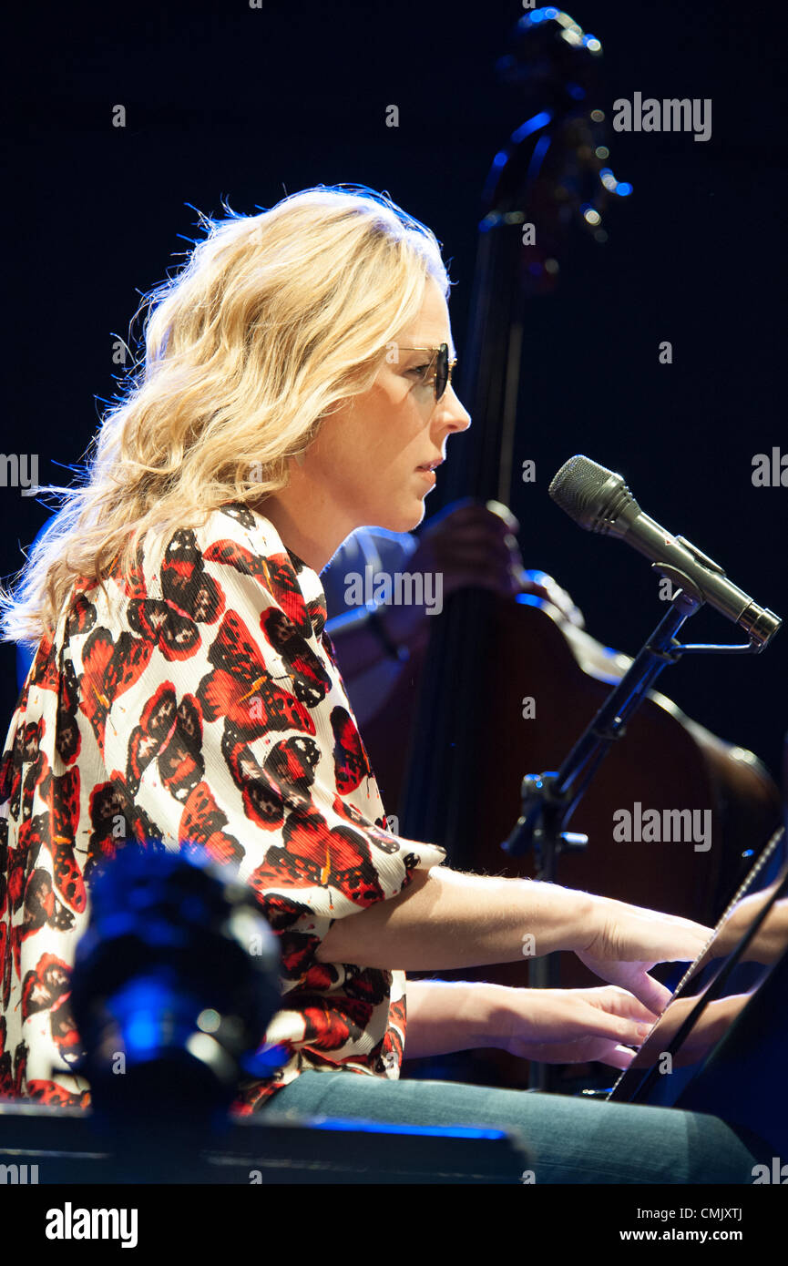Lounge singer on piano hi-res stock photography and images - Alamy