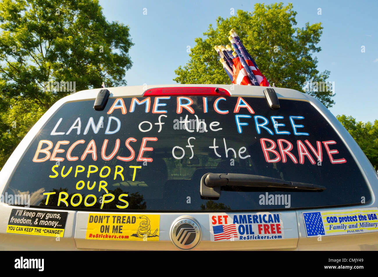 Aug. 18, 2012 - Farmingdale, New York, U.S.: Hundreds attend the burial ...