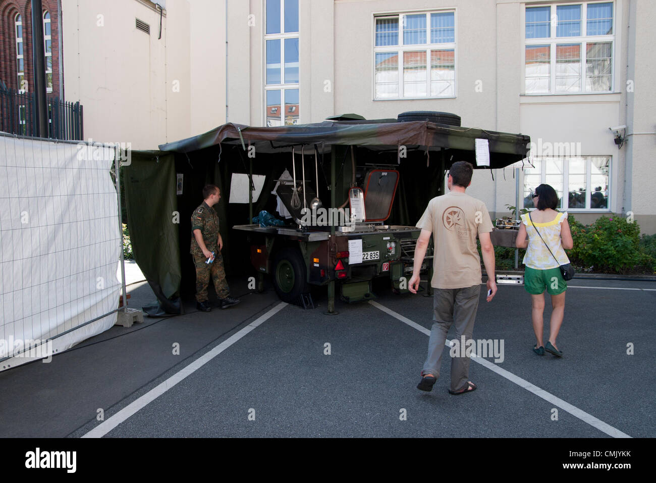 Army kitchen hi-res stock photography and images - Alamy