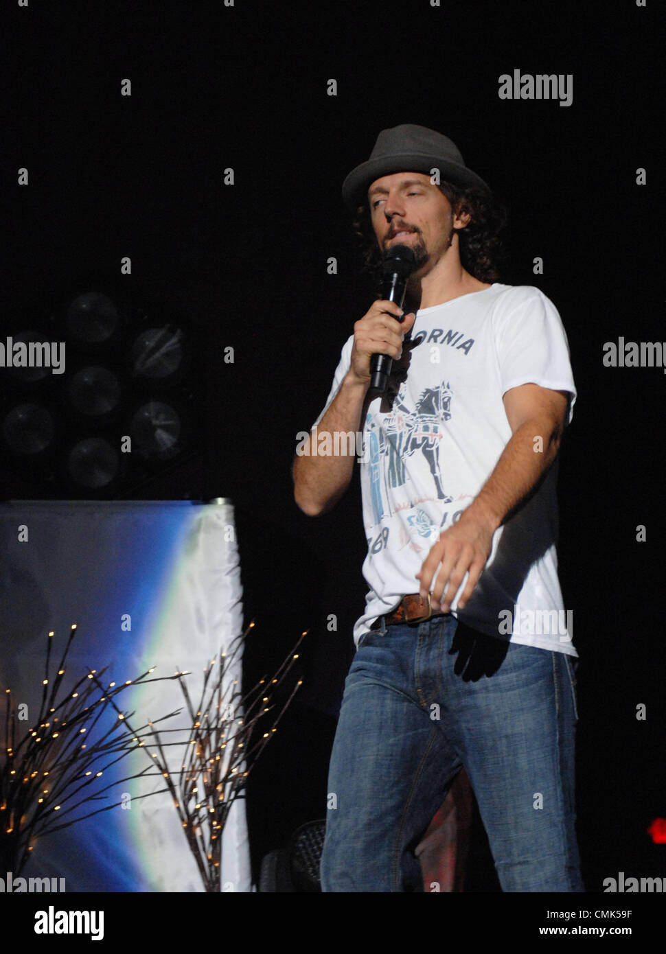 Aug. 18, 2012 - Raleigh, North Carolina, U.S. - Singer JASON MRAZ ...