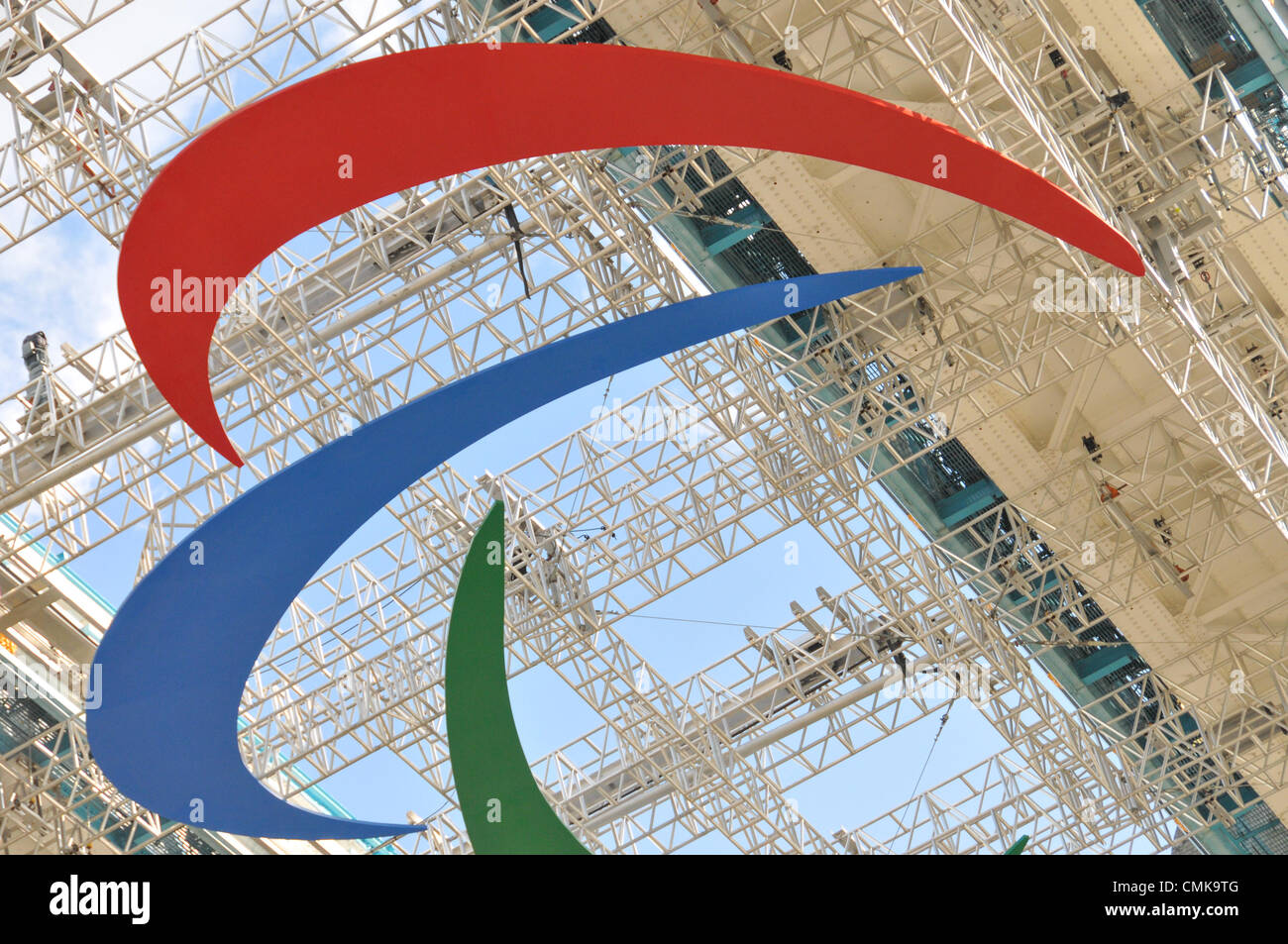 Tower Bridge, London, UK. 22nd August 2012. The Agitos, the official ...