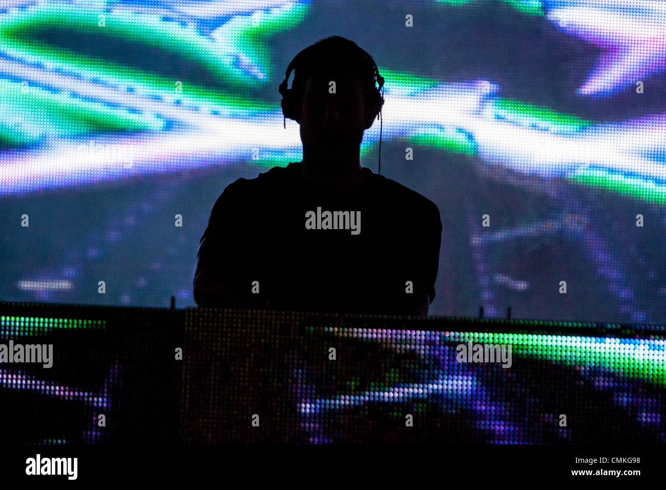 Calvin harris performing hi-res stock photography and images - Alamy