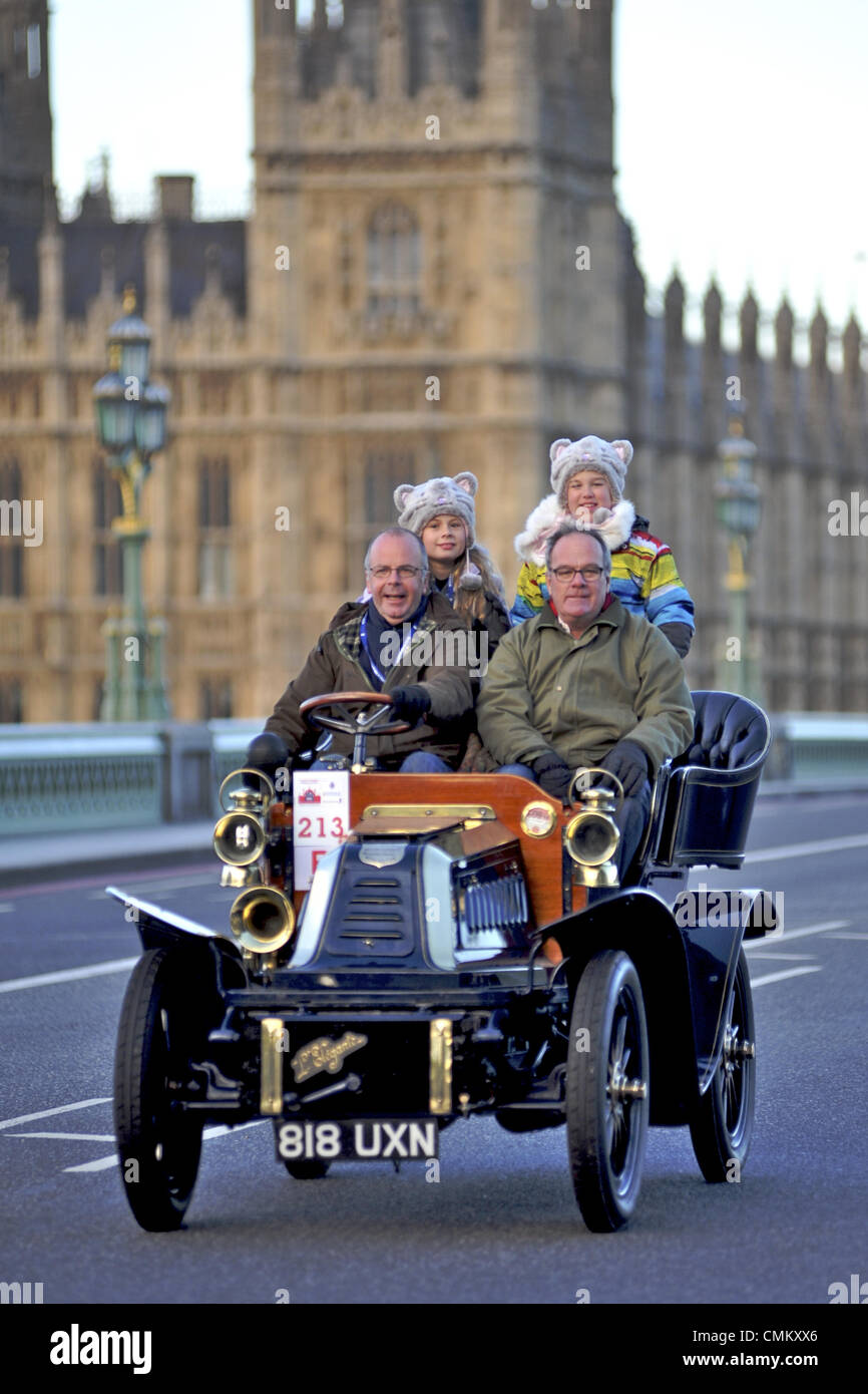 Headlights girls hi-res stock photography and images - Alamy