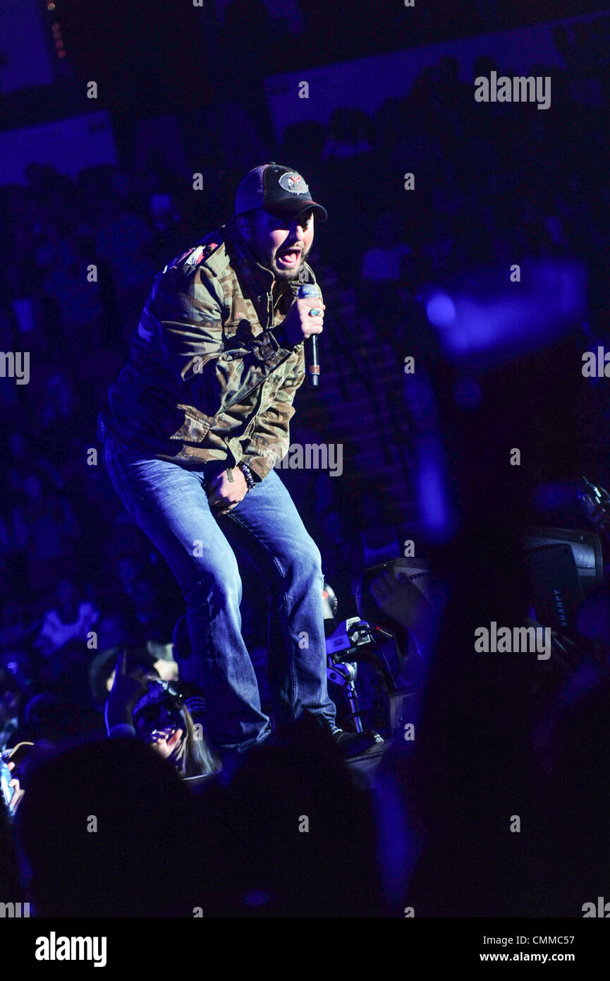 Hoffman Estates, Illinois, USA. 31st Oct, 2013. Singer TYLER FARR ...