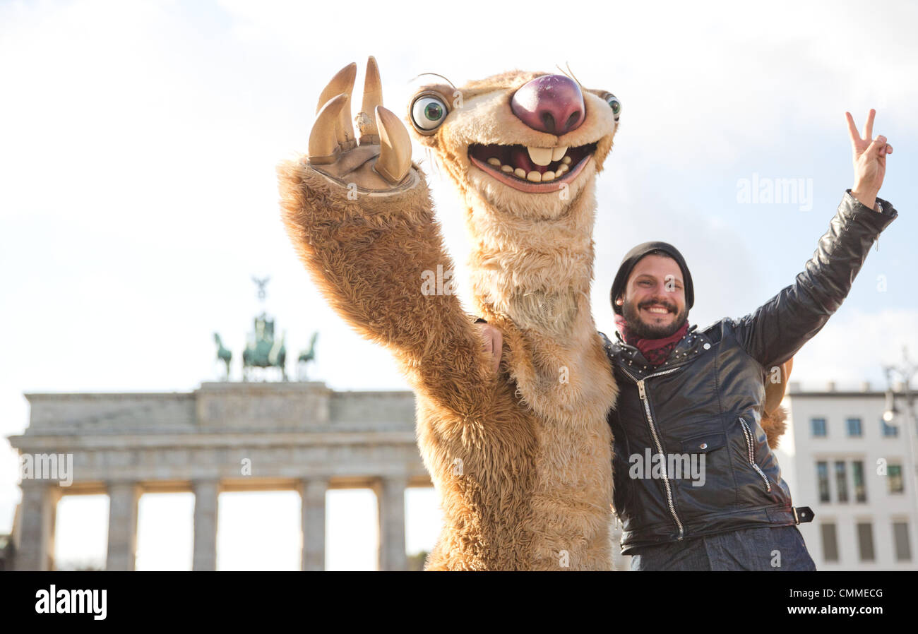 Sid the sloth hi-res stock photography and images - Alamy