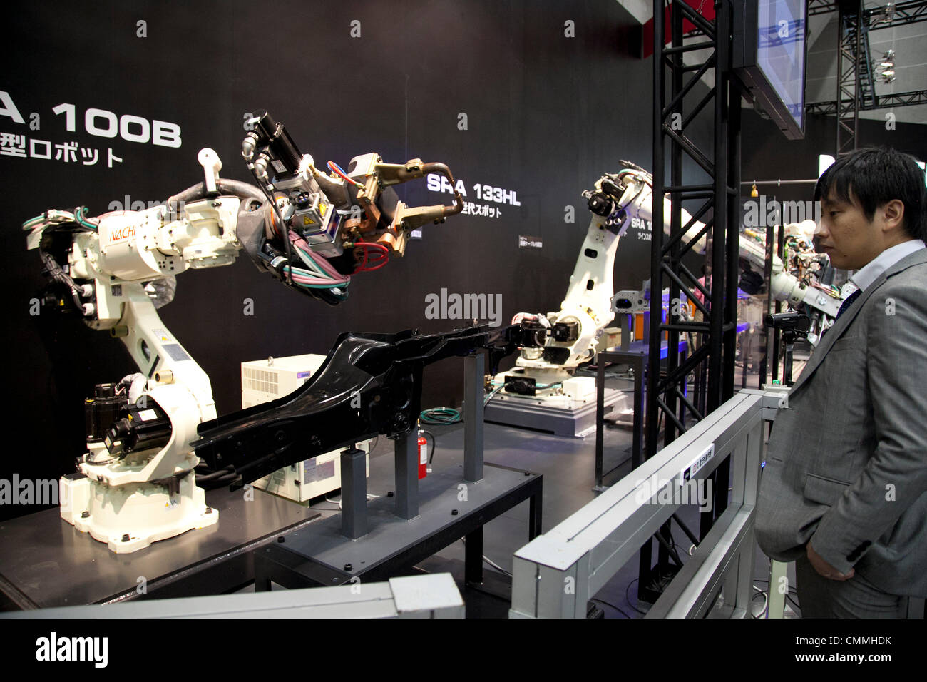Tokyo, Japan. 6th Nov, 2013. Visitor sees the NACHI line up arm robot ...
