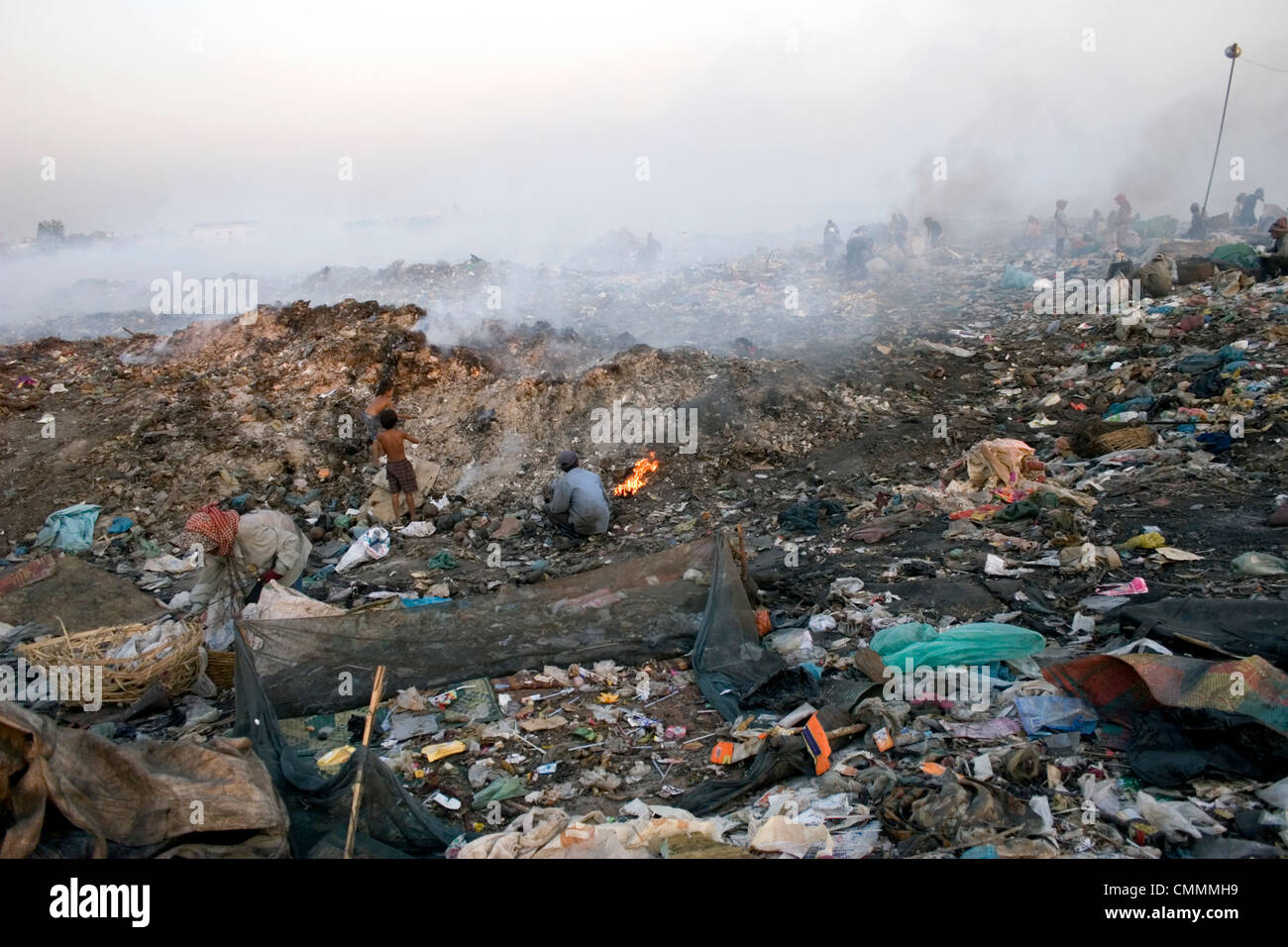 Hundreds of workers are collecting recyclable material at the Stung ...