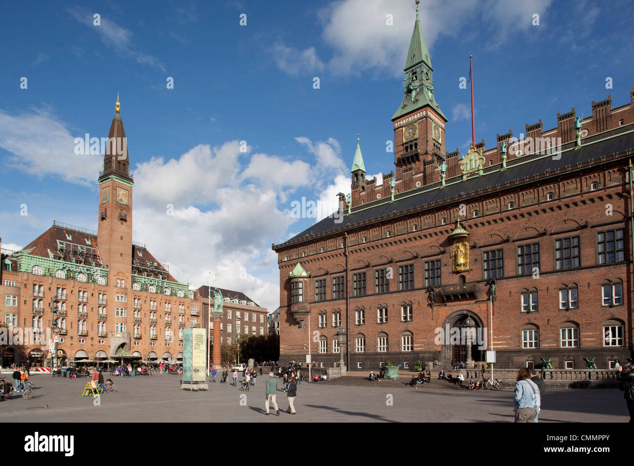 City hall square hi-res stock photography and images - Alamy