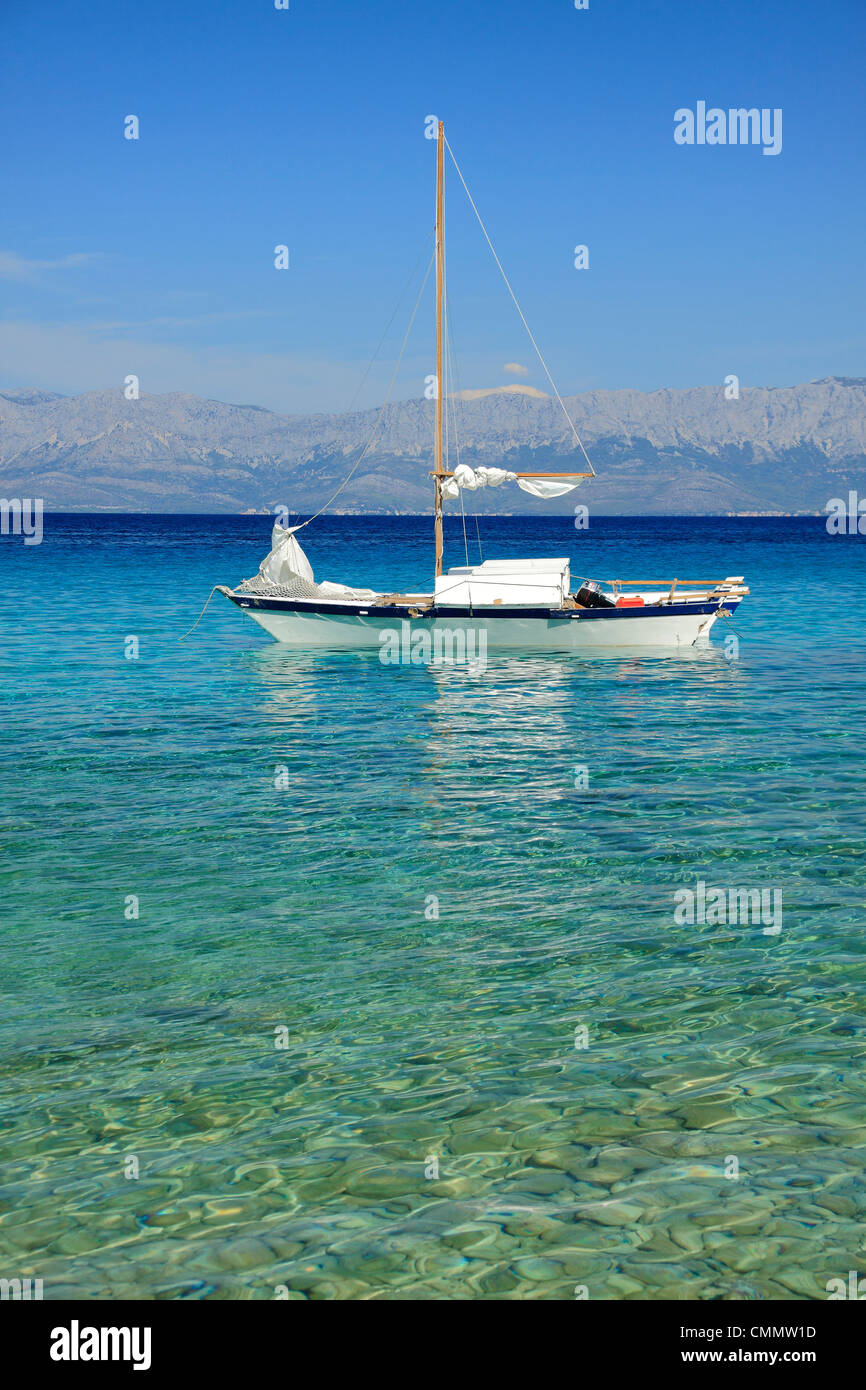 Yacht moored in Divna bay, Peljesac peninsula, Croatia Stock Photo - Alamy