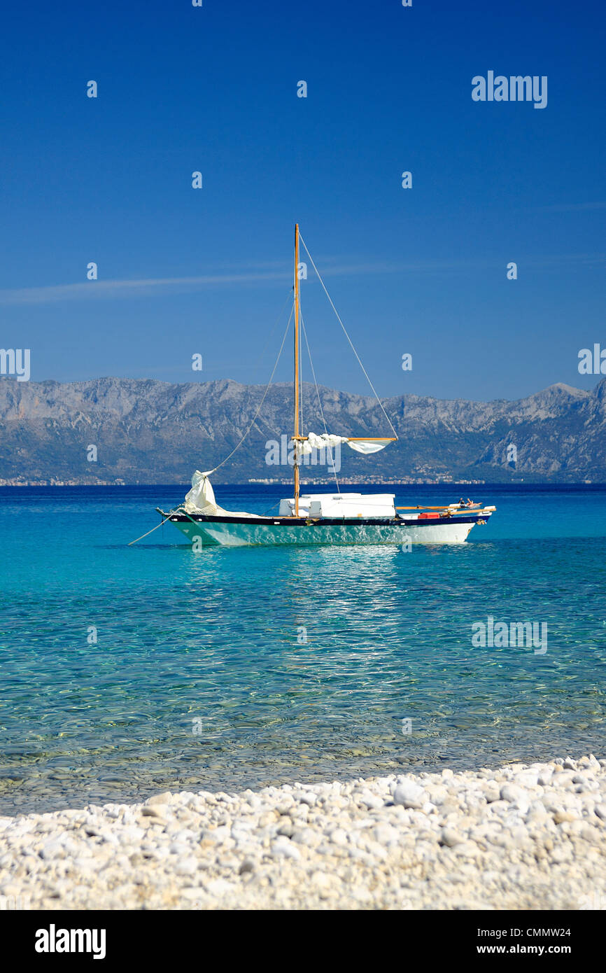 Yacht moored in Divna bay, Peljesac peninsula, Croatia Stock Photo - Alamy