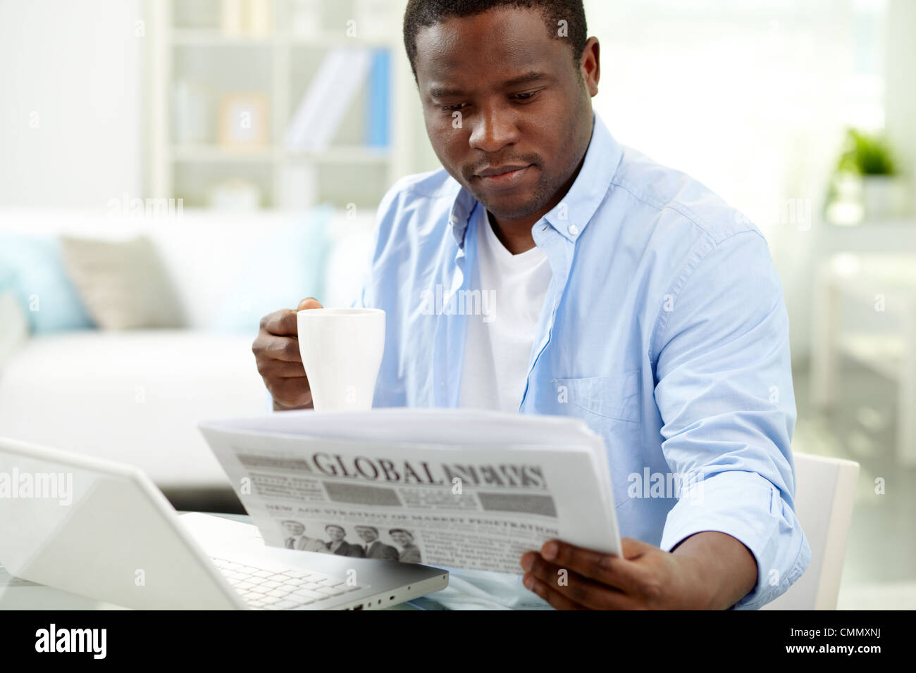 American student reading newspaper hi-res stock photography and images ...