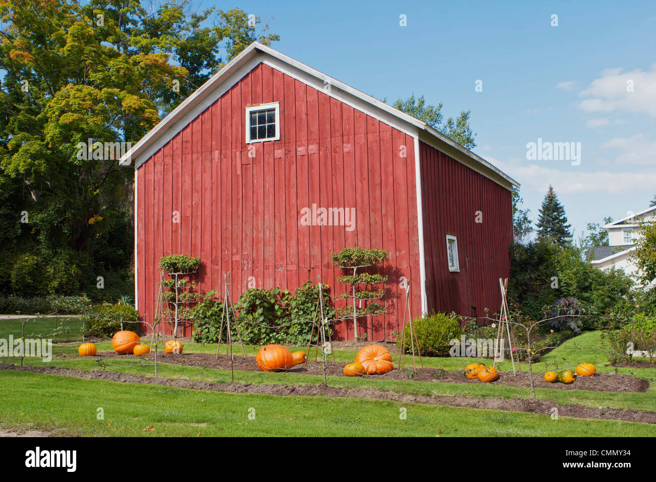 Pumpkin patch red barn hi-res stock photography and images - Alamy