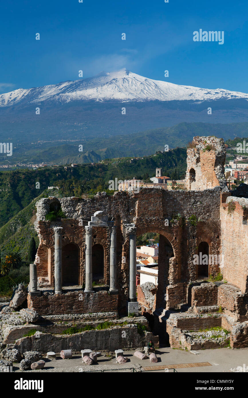 The Greek Amphitheatre and Mount Etna, Taormina, Sicily, Italy, Europe ...