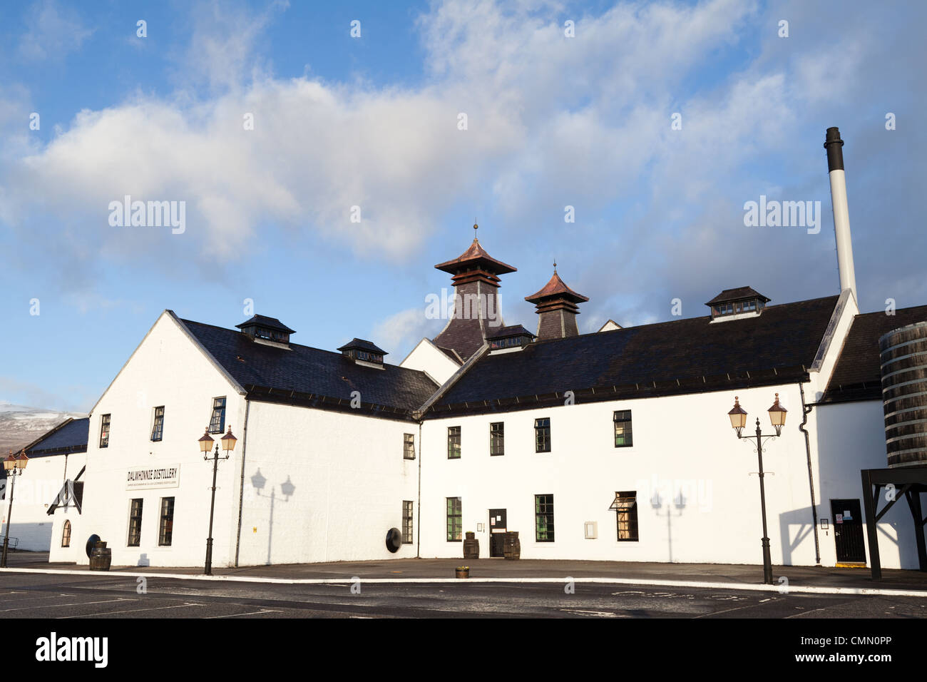 Dalwhinnie distillery in scottish highlands hi-res stock photography ...