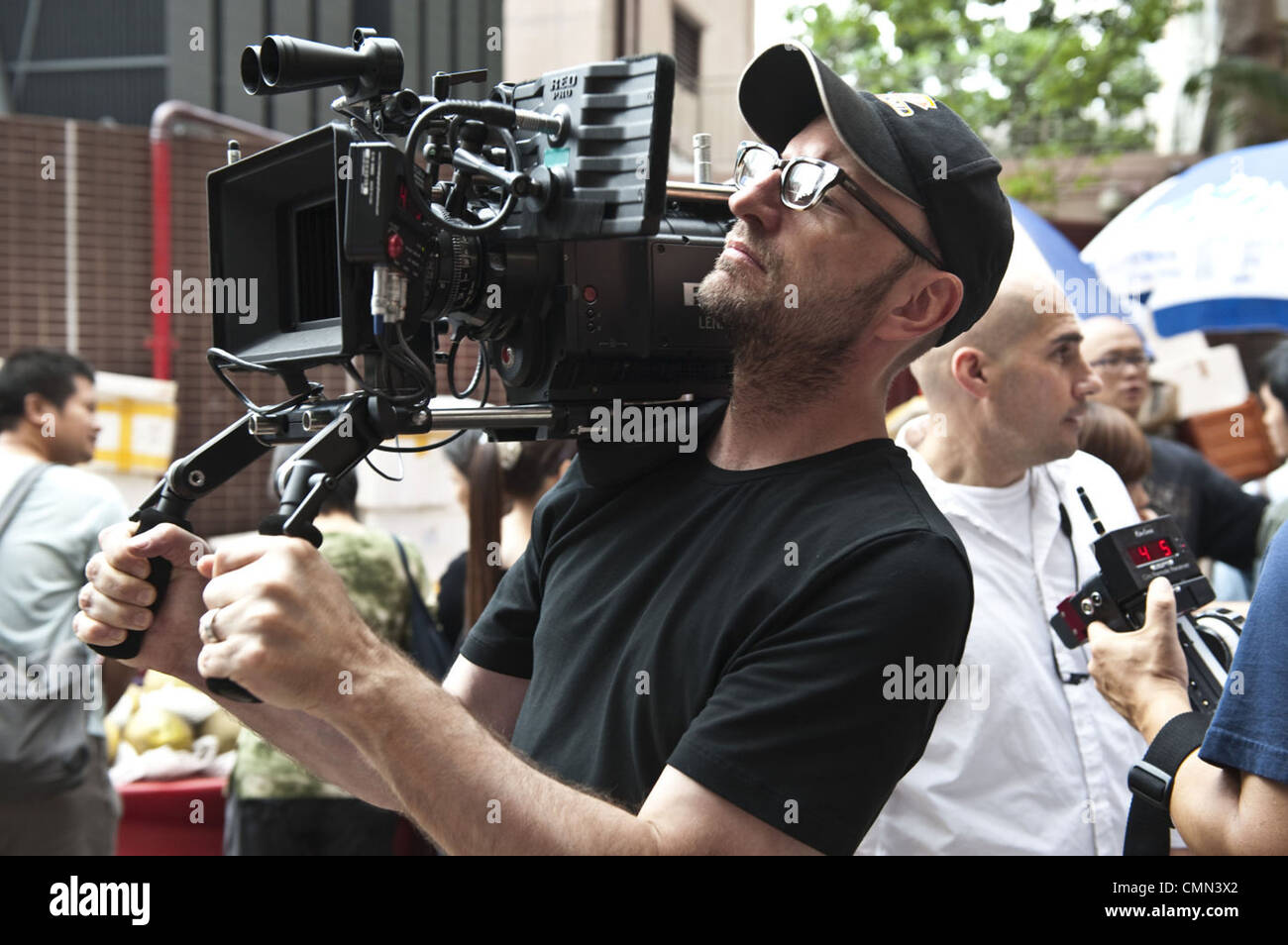 STEVEN SODERBERGH (DIR) DIRECTOR FILMING ON SET BEHIND THE SCENES ...