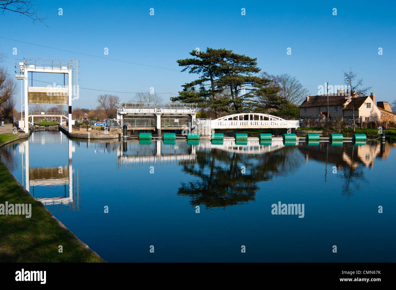 Still waters at Baits Bite Lock, River Cam, Cambridgeshire, England ...