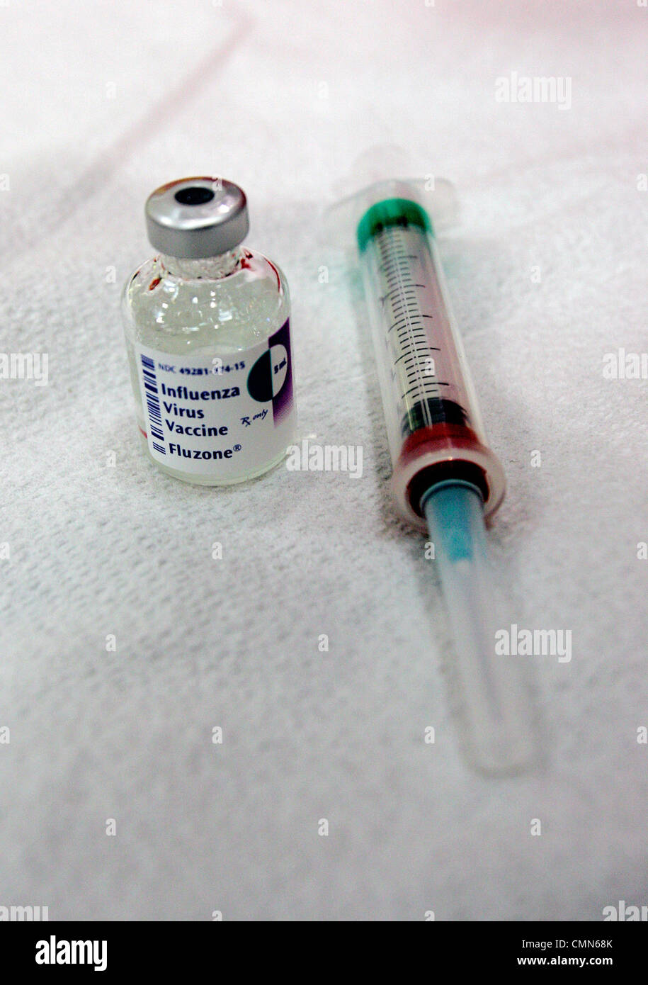 Flu vaccine vial and syringe Stock Photo - Alamy