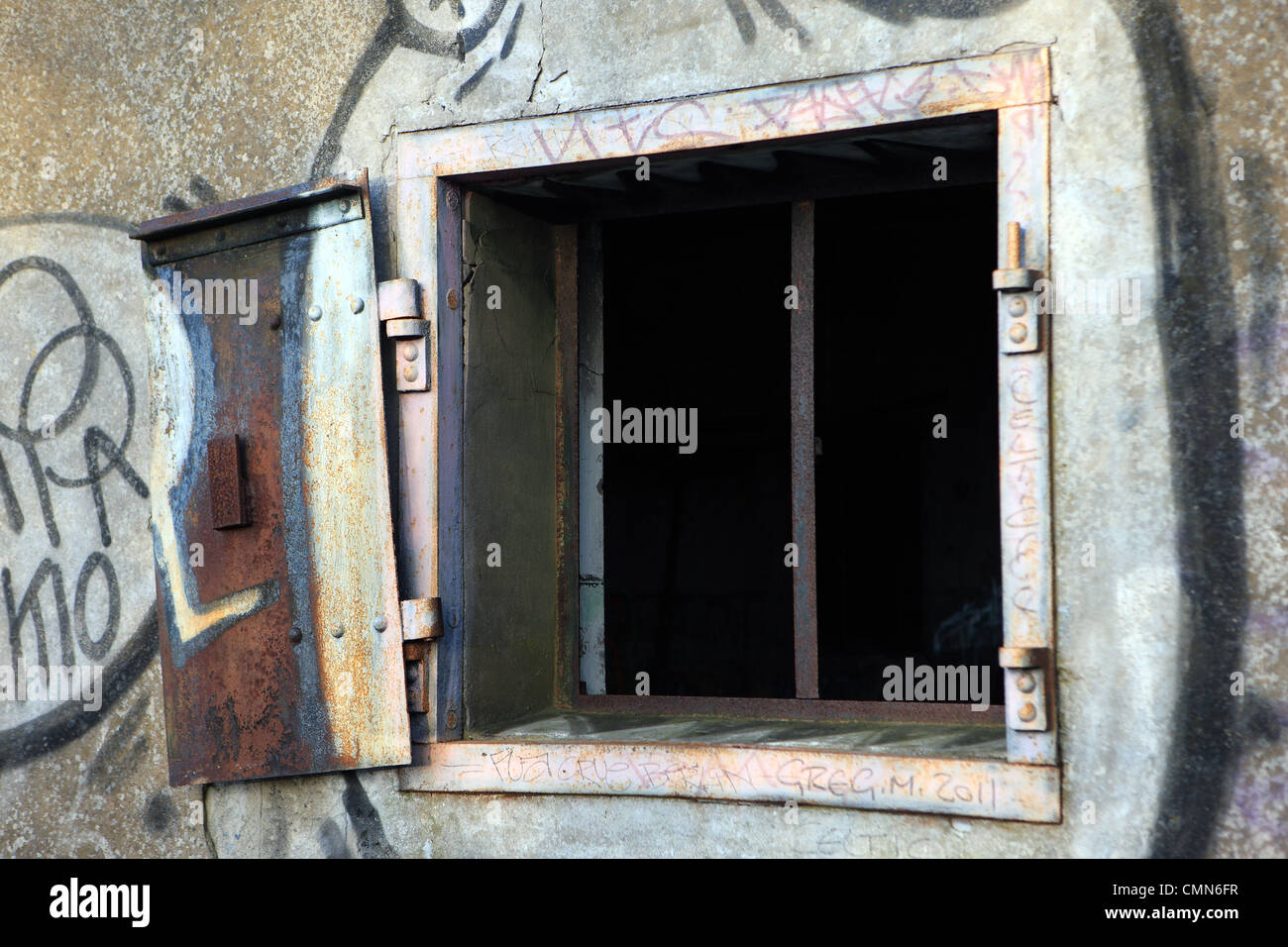 Vandalised building hi-res stock photography and images - Alamy