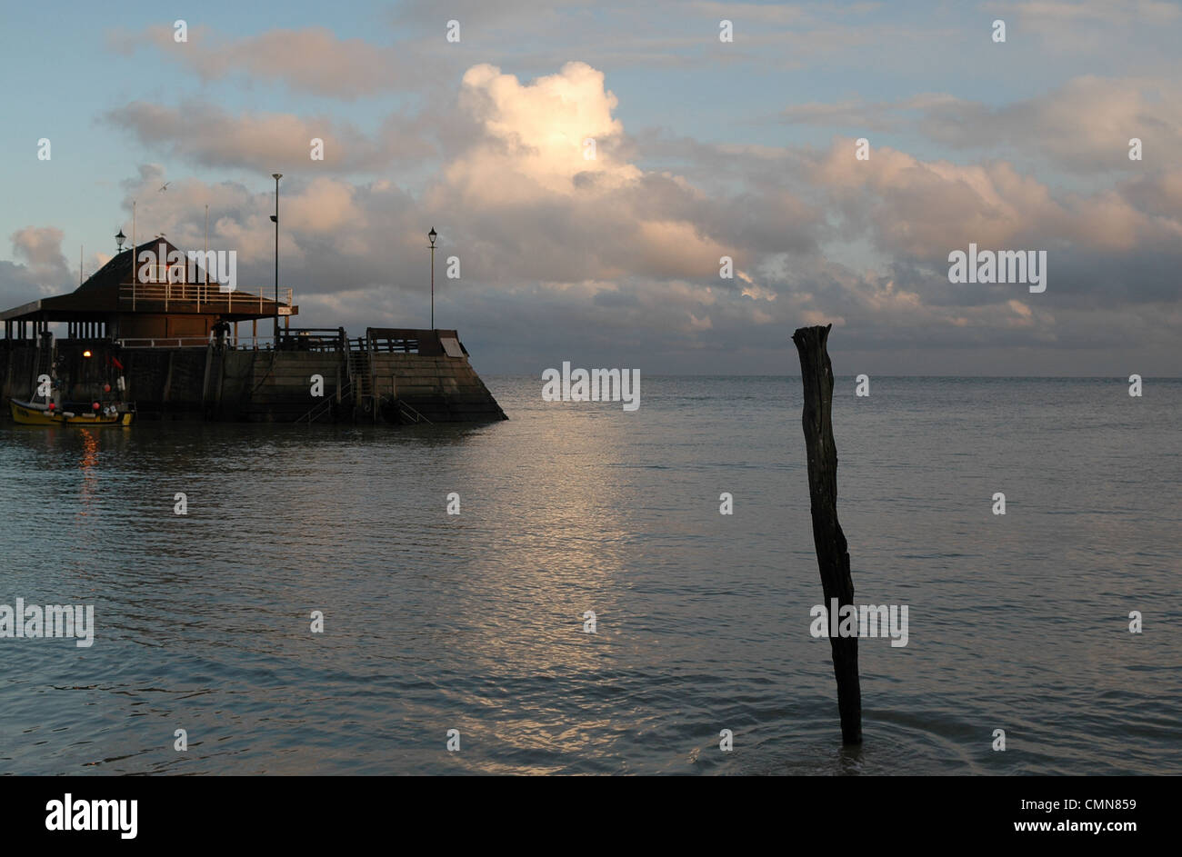 Broadstairs pier harbour hi-res stock photography and images - Alamy