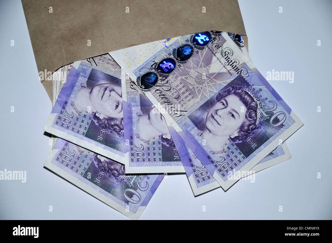 Twenty pound sterling banknotes in a brown envelope Stock Photo - Alamy