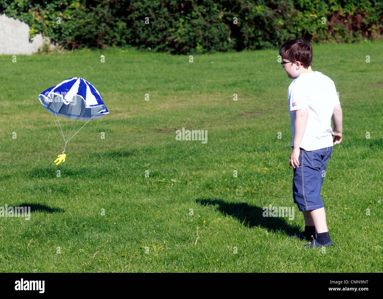 ten year old boy playing with his parachute toy in the park Stock Photo ...