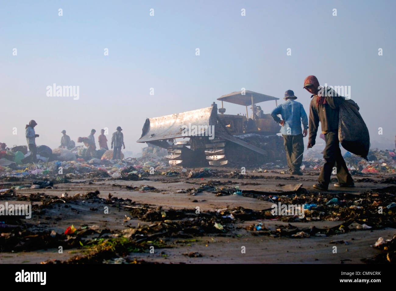 Hundreds of workers are collecting recyclable material at the Stung ...
