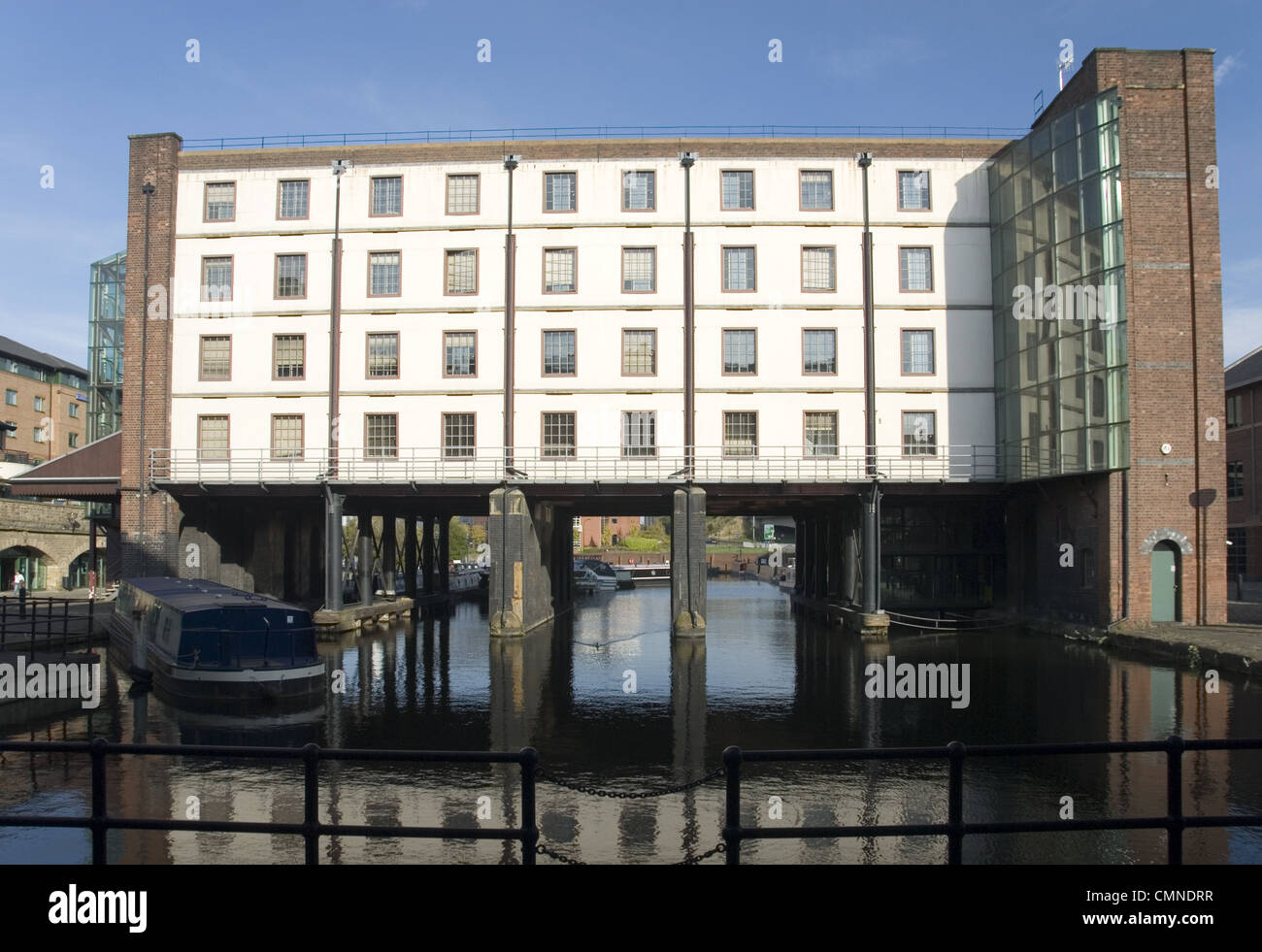 Straddle warehouse on sheffield canal hi-res stock photography and ...
