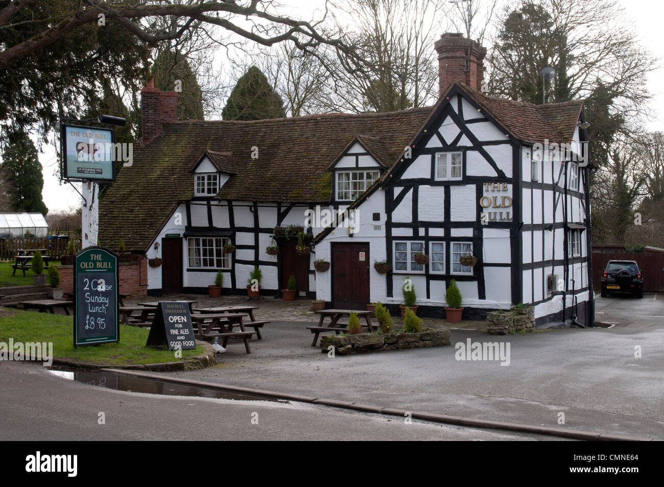 The Old Bull Inn, Inkberrow, Worcestershire, England, UK Stock Photo ...
