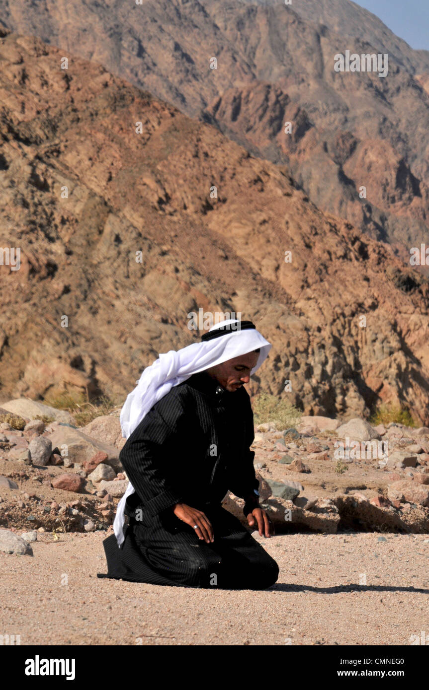 Series of Arab Muslim praying in the Desert Stock Photo - Alamy