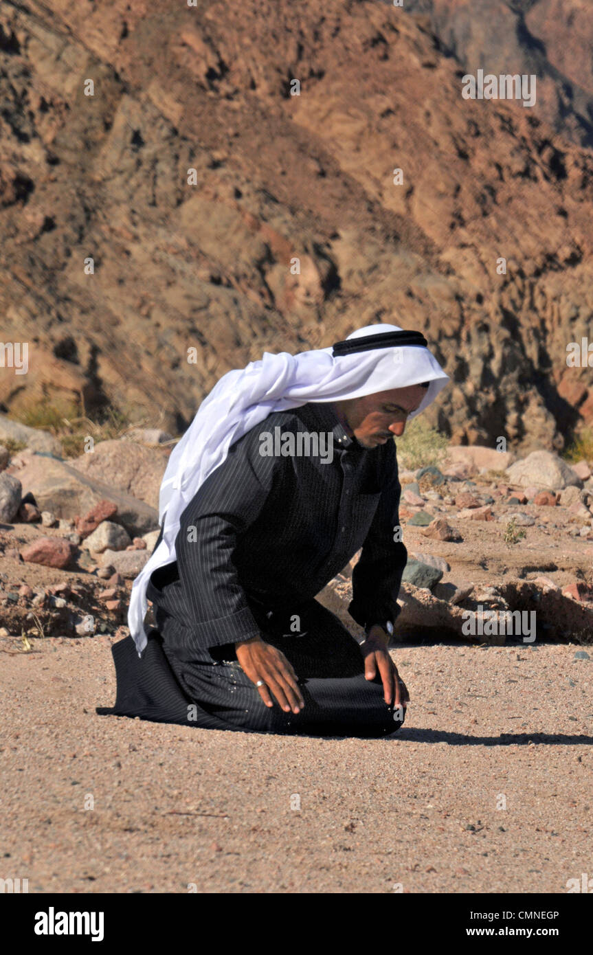 Series of Arab Muslim praying in the Desert Stock Photo - Alamy