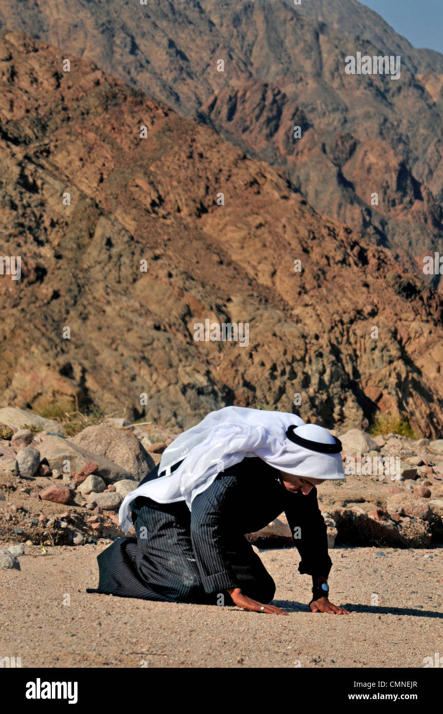 Series of Arab Muslim praying in the Desert Stock Photo - Alamy