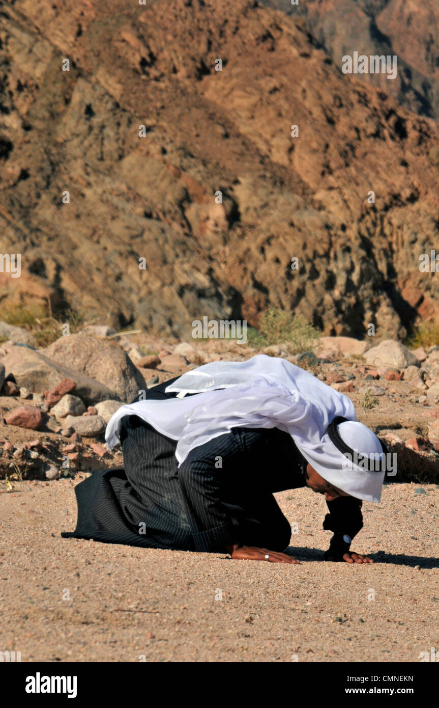 Series of Arab Muslim praying in the Desert Stock Photo - Alamy