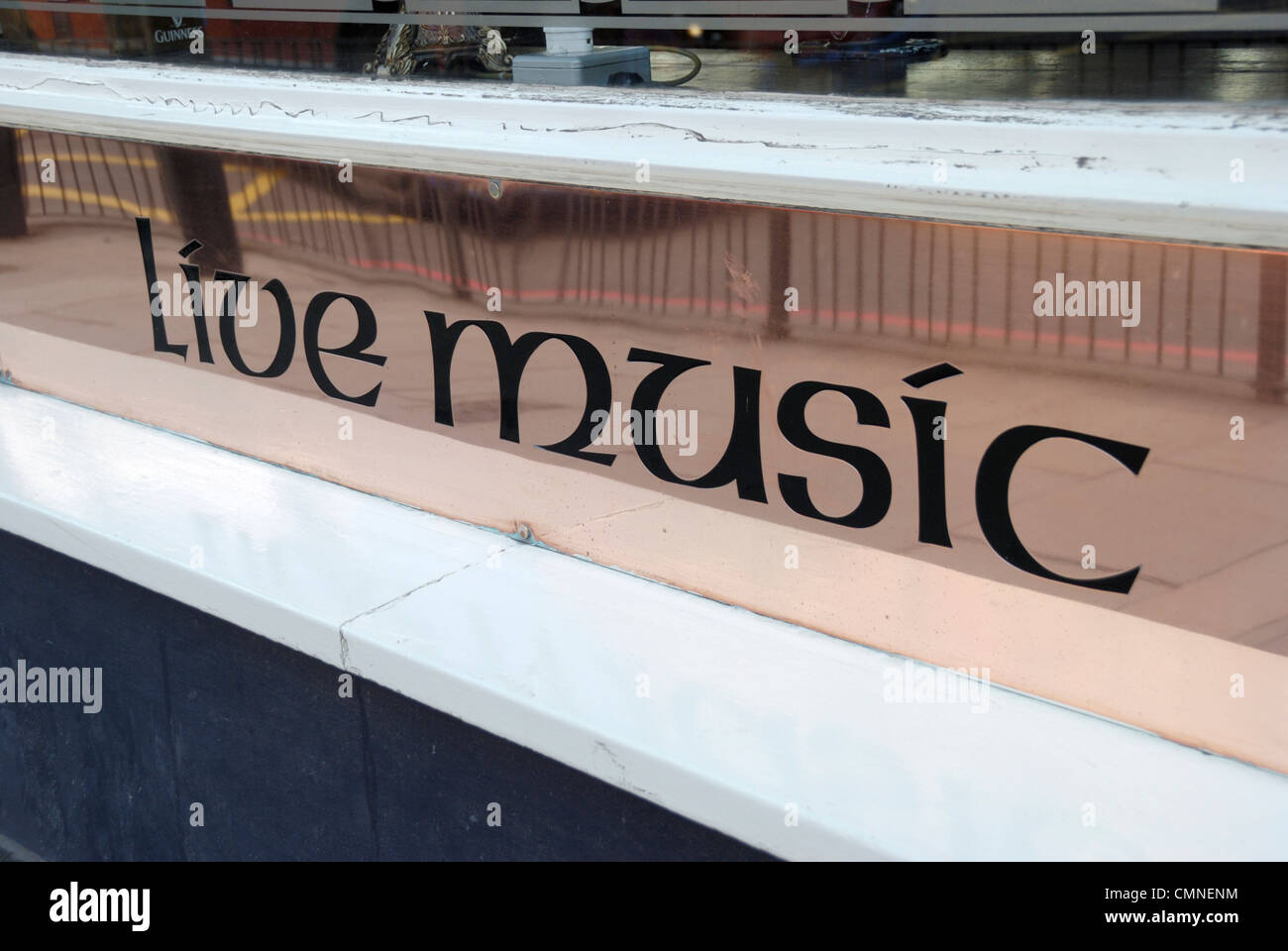 Outside live music hi-res stock photography and images - Alamy