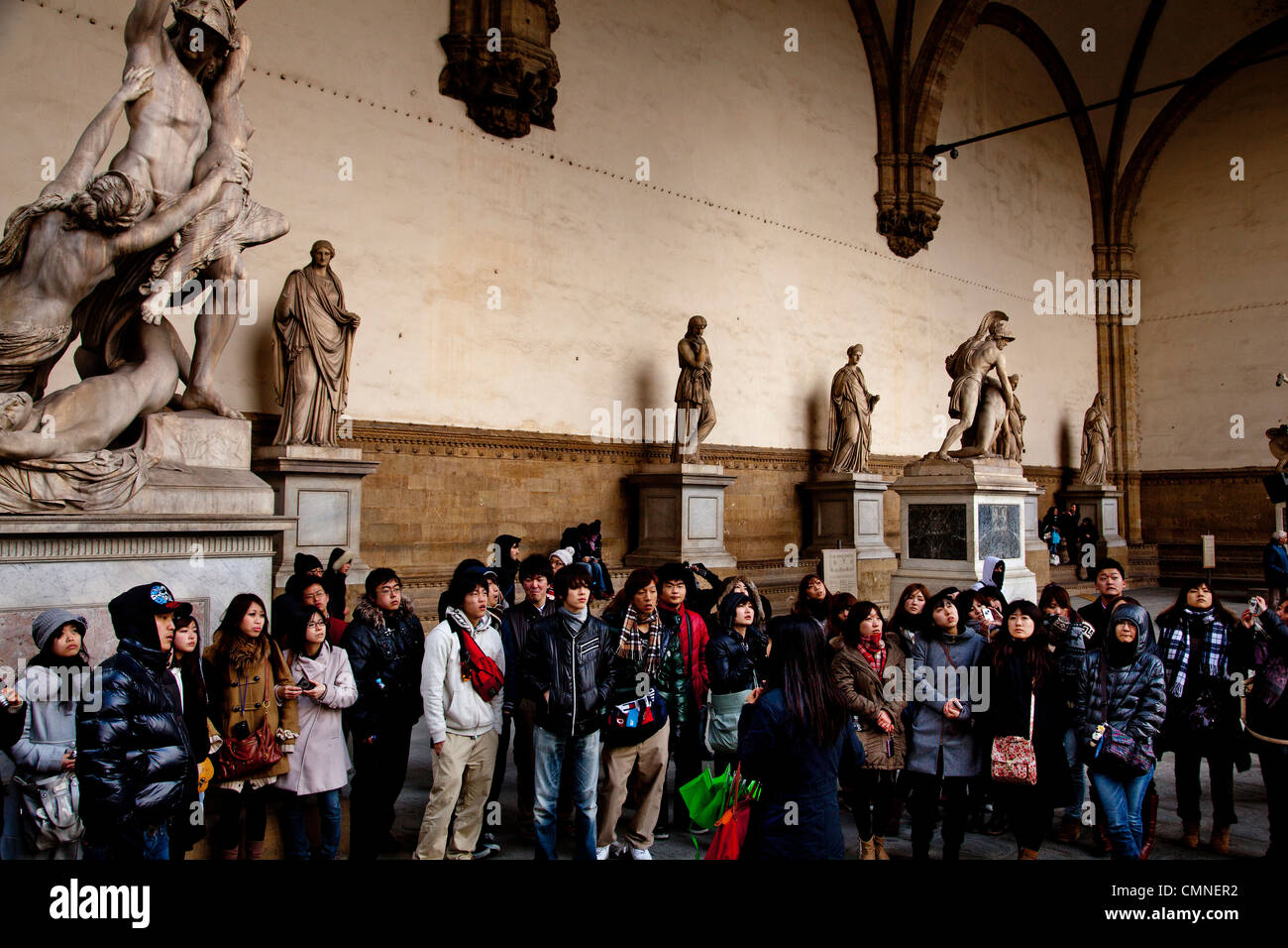 Tourists visiting Romano Greek statues in the Piazza della Sinoria ...