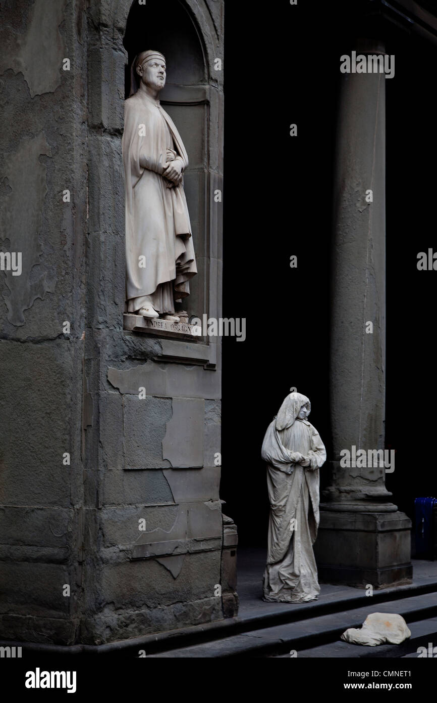 Human statue outside the Uffizi gallery, Florence Stock Photo - Alamy