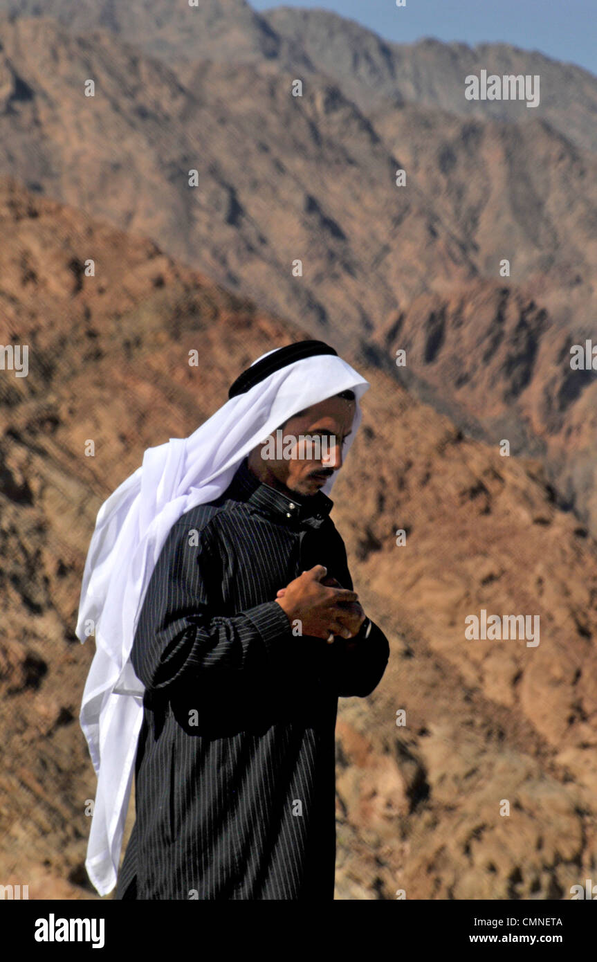 Series of Arab Muslim praying in the Desert Stock Photo - Alamy