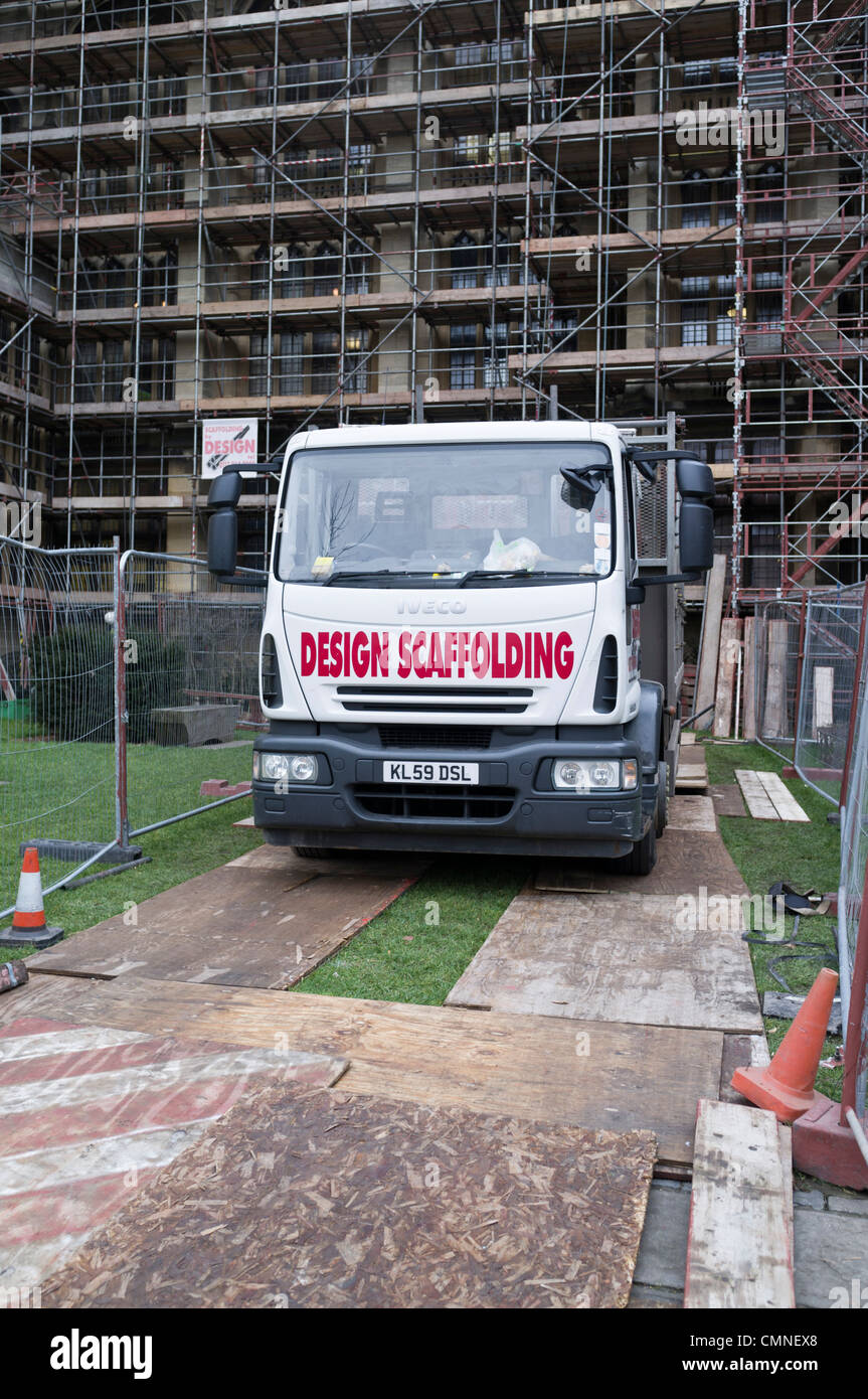 dh BUILDING UK Scaffolding lorry and building scaffold poles Stock ...