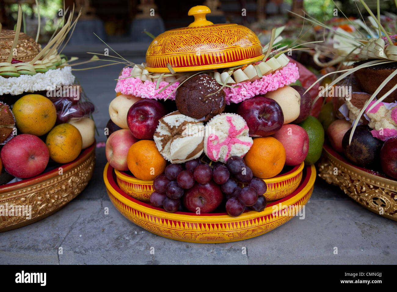 Offering baskets hi-res stock photography and images - Alamy