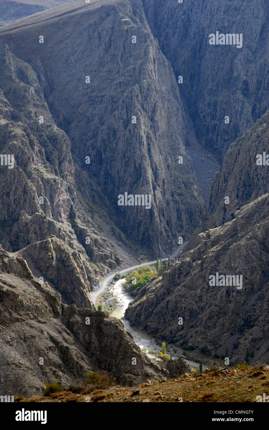 River at bottom of steep valley hi-res stock photography and images - Alamy