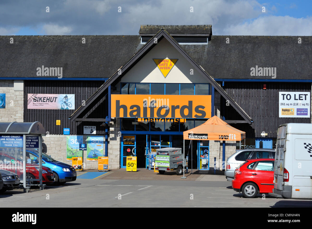 Halfords store hi-res stock photography and images - Alamy
